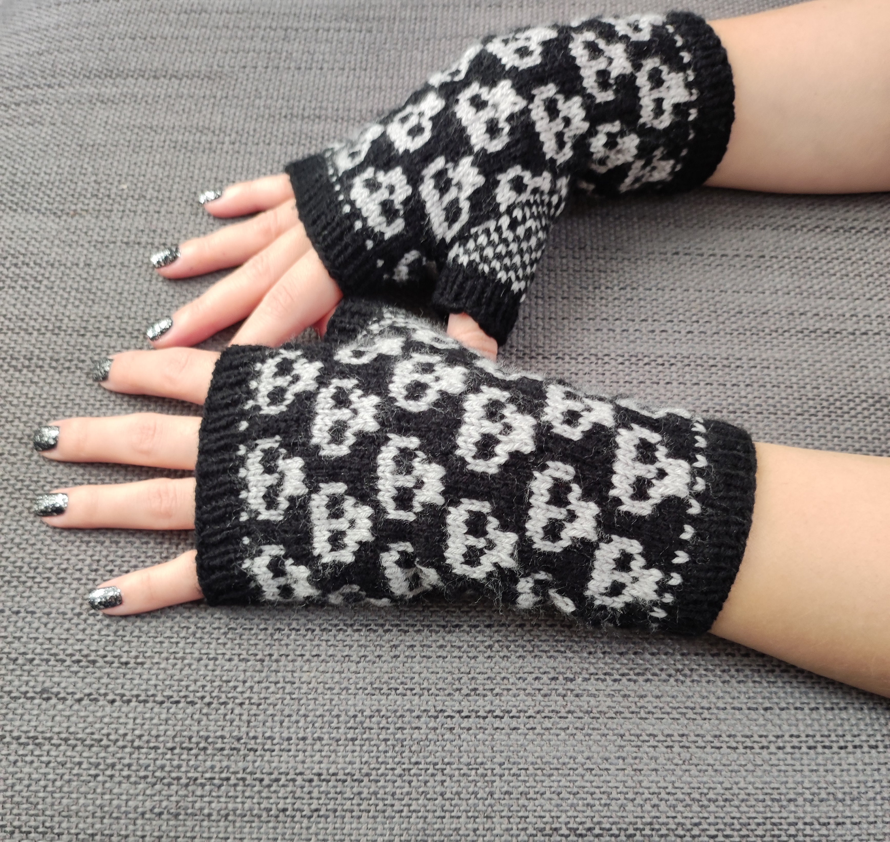 Halloween Skull Mitts - Knitting Pattern - Fingerless Gloves Mittens - Etsy