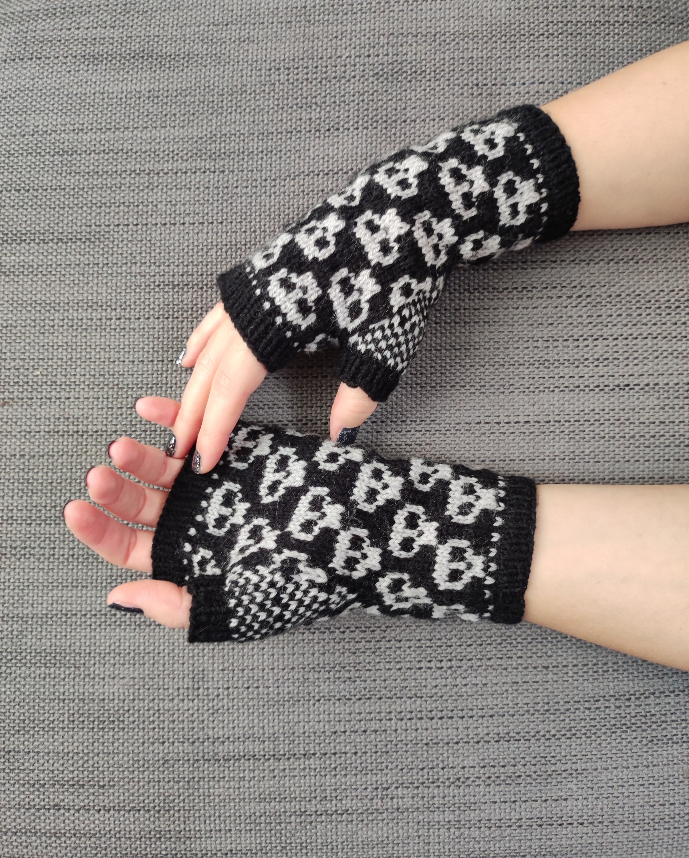 Halloween Skull Mitts - Knitting Pattern - Fingerless Gloves Mittens - Etsy