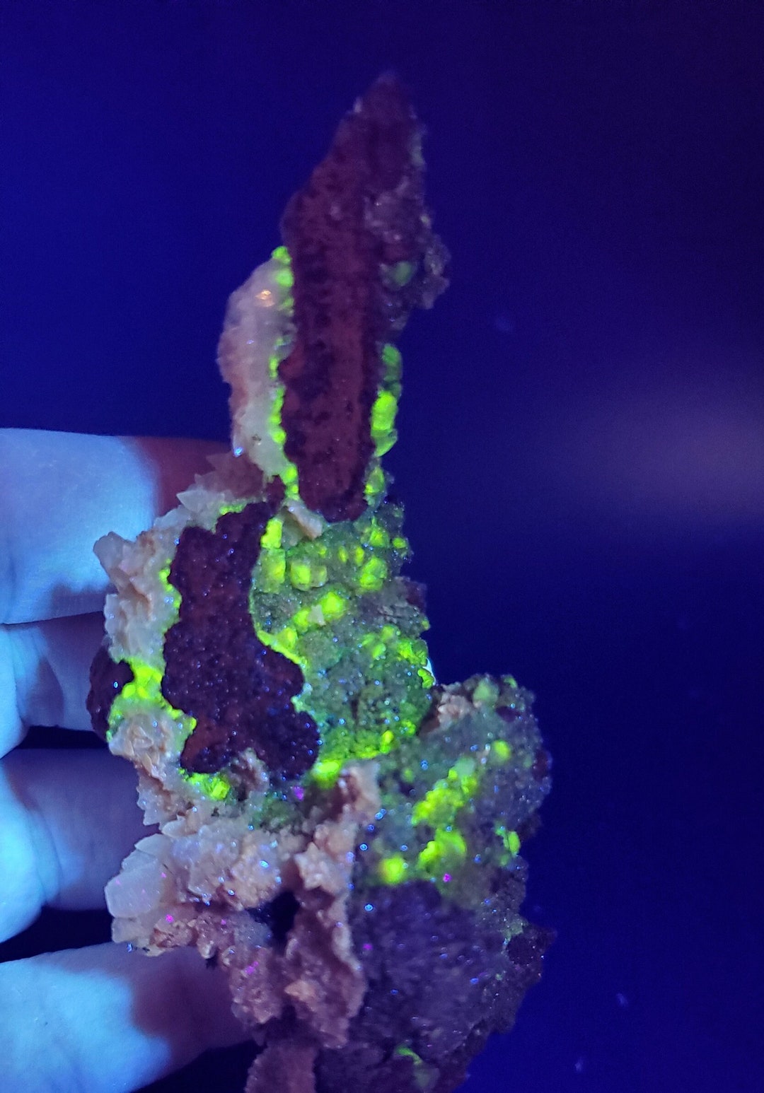 UV Reactive Adamite and Green Calcite in Limonite and Motrimite ...