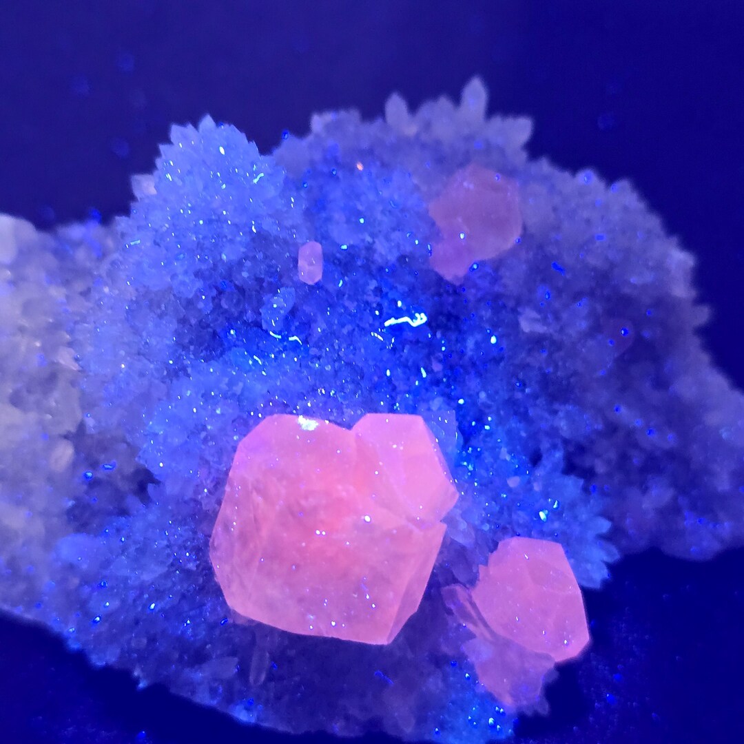 Rare Uv-reactive Calcite Crystals Over Micro-quartz Points. Sold and ...