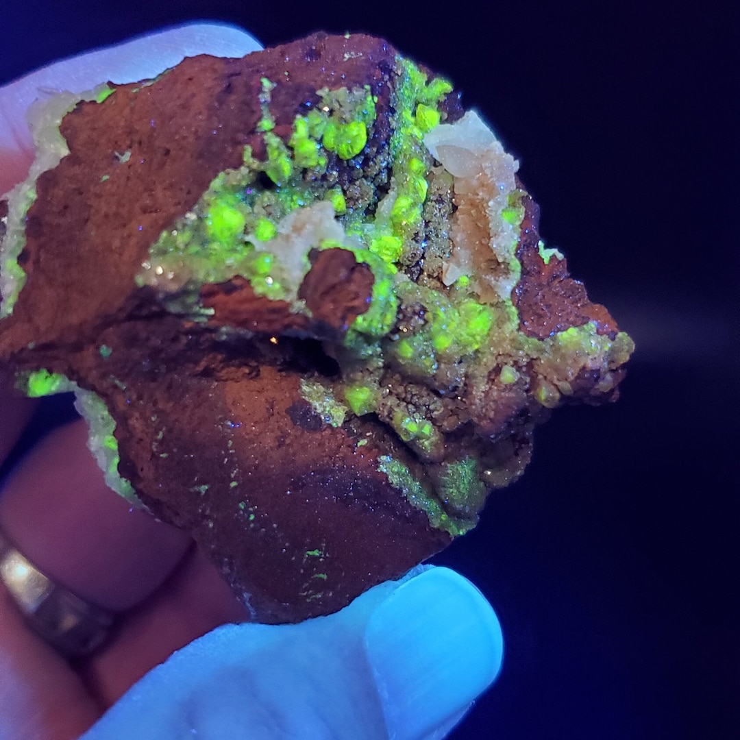 UV Reactive Adamite and Green Calcite in Limonite and Motrimite ...