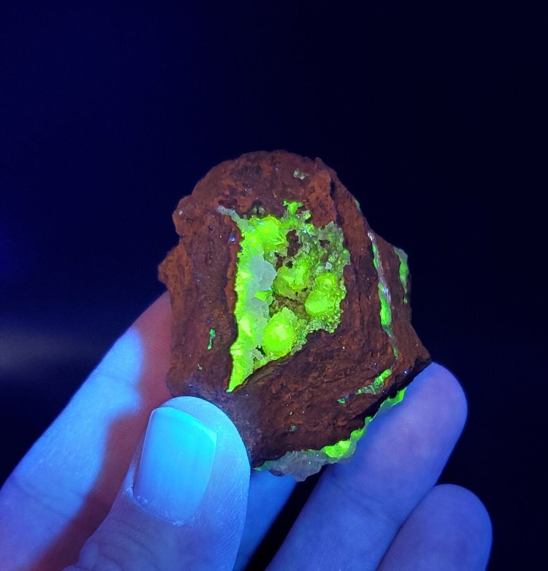 UV Reactive Adamite and Green Calcite in Limonite and Motrimite ...