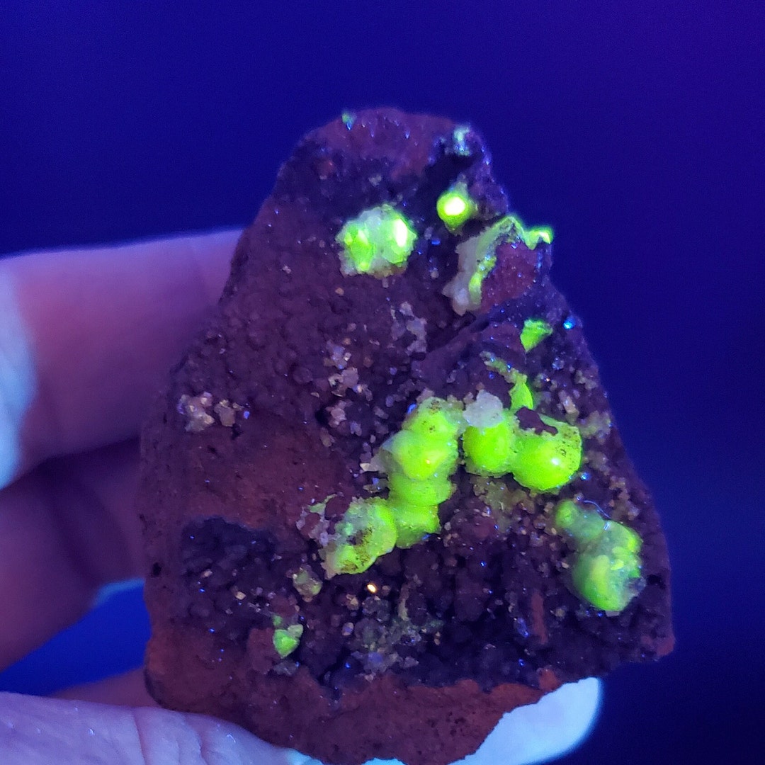 UV Reactive Adamite and Green Calcite in Limonite and Motrimite ...