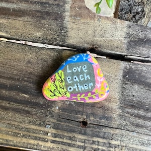 Pocket Reminder, Love Quotes on Stone, Love Each Other, 1.5 Inch ...