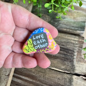 Pocket Reminder, Love Quotes on Stone, Love Each Other, 1.5 Inch ...