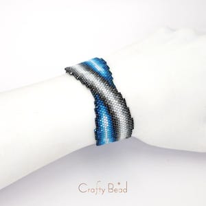 Optical Illusion Bracelet Pattern With Interlocking Blue & White Ombre ...