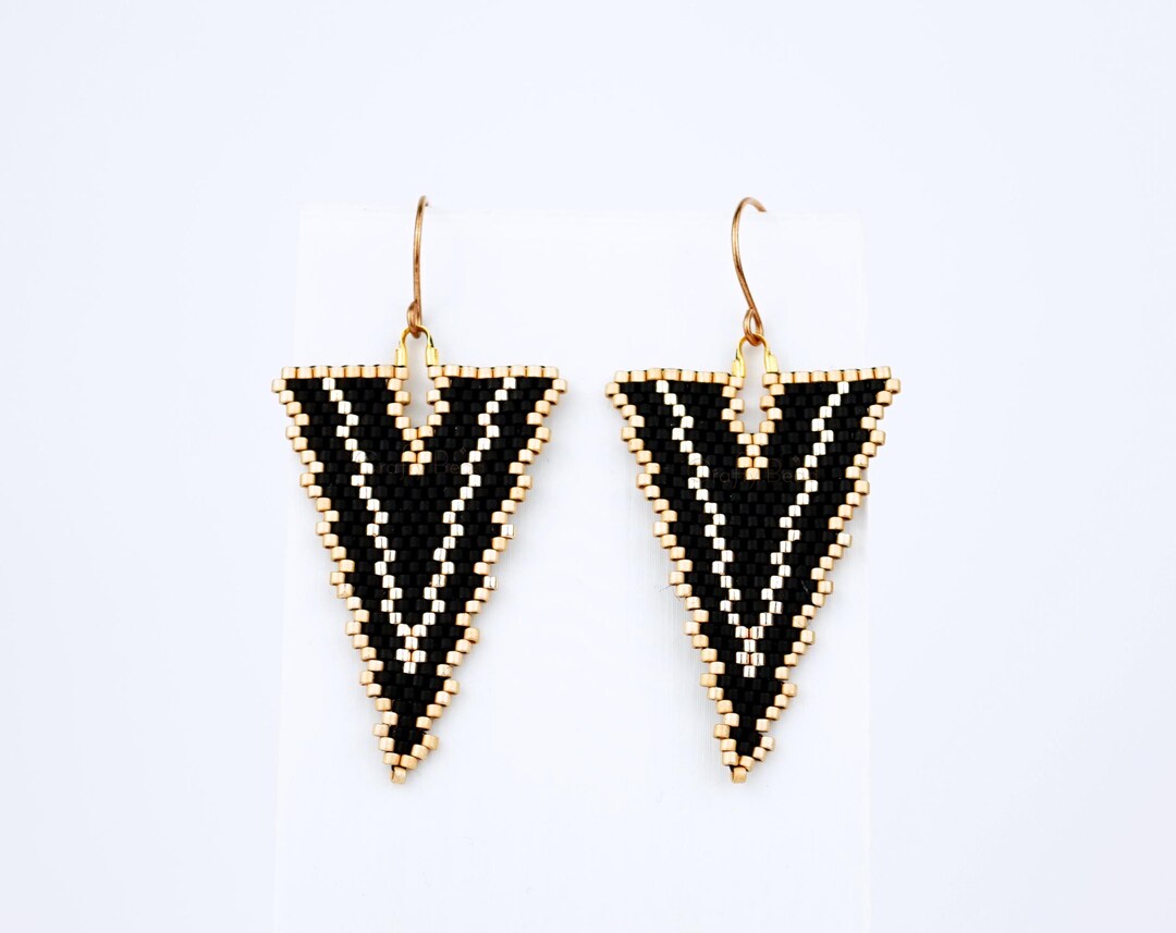 Brick Stitch Pattern for Arrow-shaped Earrings in Black and Gold Tones ...