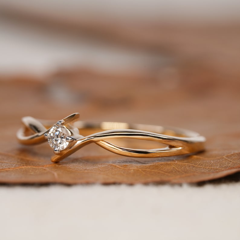 Anillo de compromiso de oro amarillo de 14 k con solitario de diamante ...