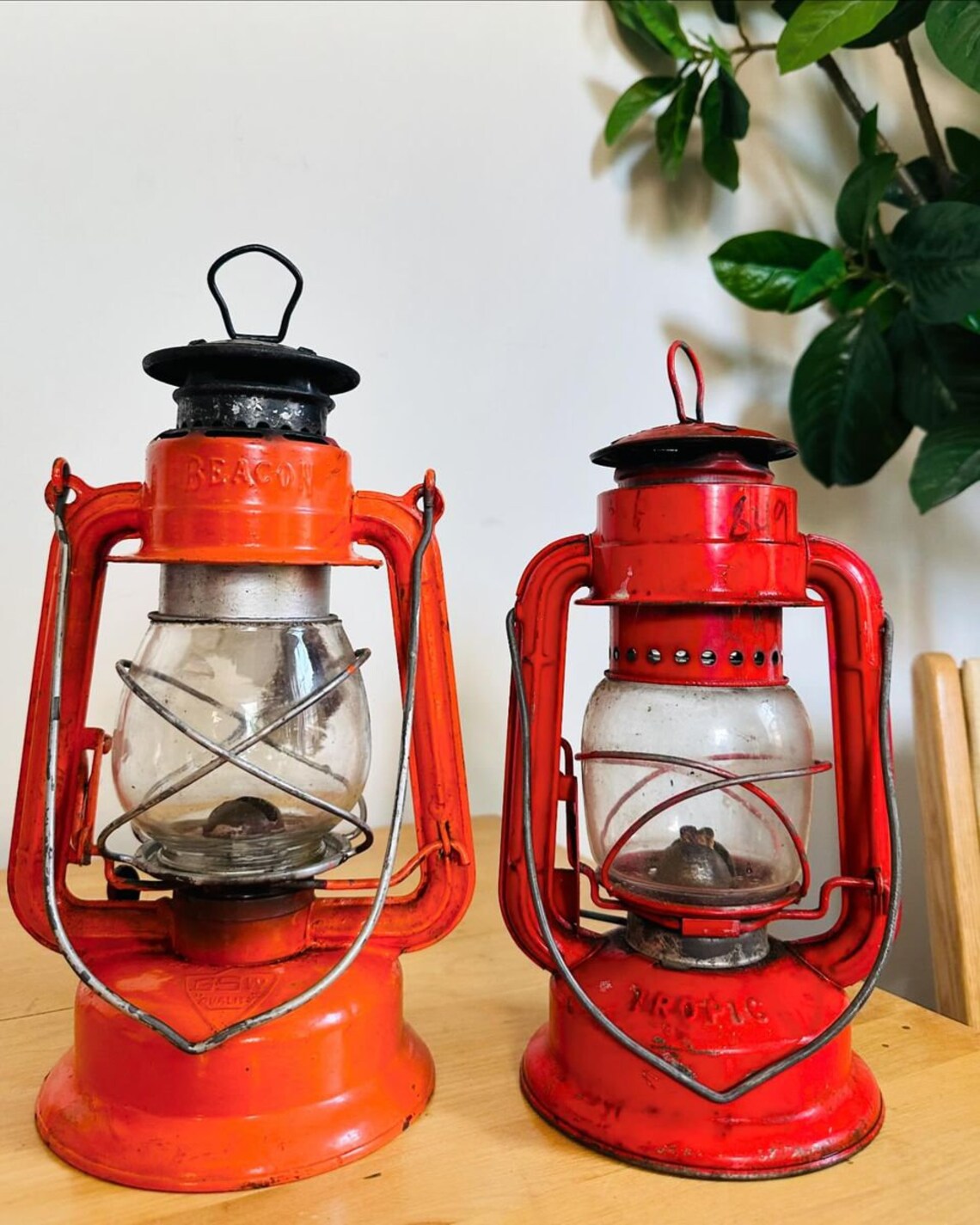 Vintage Lanterns Oil Lamps Antique Orange Red Green Lanternes Lampes à ...