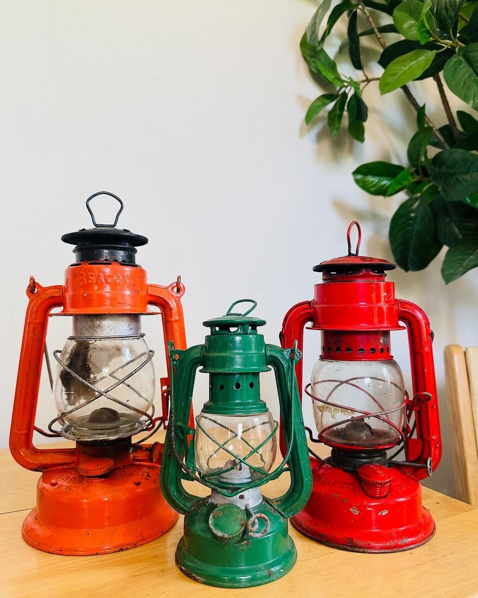 Vintage Lanterns Oil Lamps Antique Orange Red Green Lanternes Lampes à ...