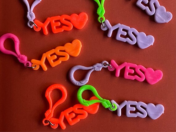 SHE SAID YES Keychain Memphis era plastic multicored … - Gem