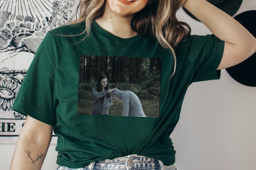 Twilight Bella and Jacob Tshirt, Bella Petting Jacob, Twilight Saga ...