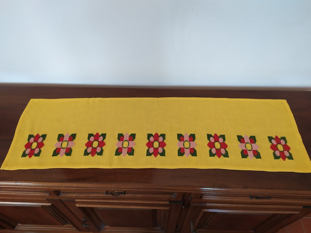 Set of 4 Vintage Table Runners, 1970s Yellow Linen With Embroidered ...