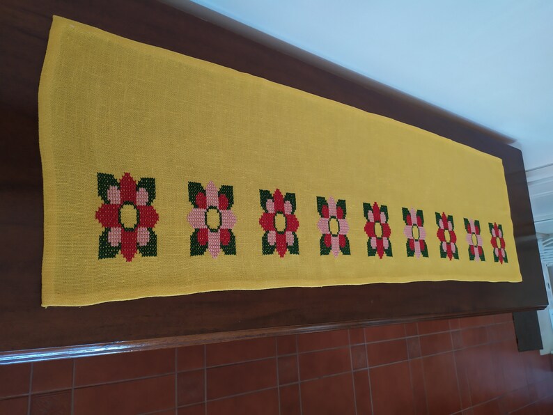 Set of 4 Vintage Table Runners, 1970s Yellow Linen With Embroidered ...
