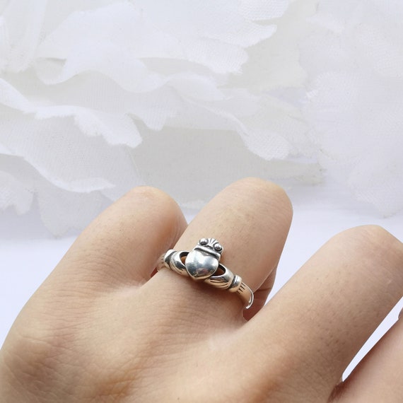 Claddagh thumb ring store