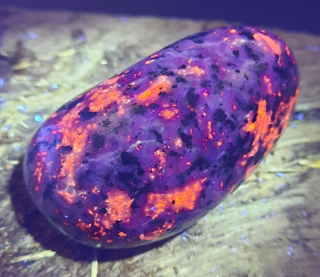 Yooperlite Stone, UV Reactive, Emberlite, Sodalite, Syenite, Mineral ...
