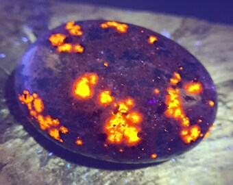 Yooperlite Stone, UV Reactive, Emberlite, Sodalite, Syenite, Mineral ...