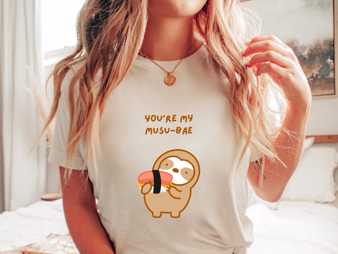 Cute Spam Musubi Sloth Graphic T-shirt Kawaii T-shirt for Musubi Lovers ...