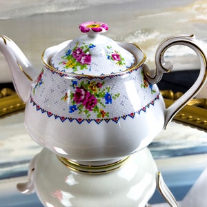 1940s MEDIUM 4 Cup UNUSED Royal Albert Petit Point Teapot, RARE English ...