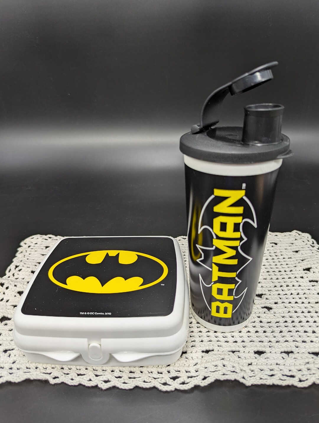 Tupperware Batman Lunch Set With Sandwich Keeper and Lidded Cup With ...