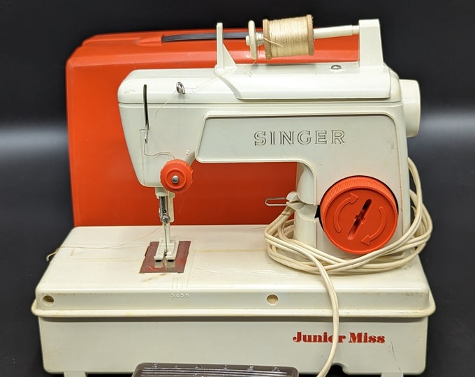 Vintage 1970s SINGER Junior Miss Sewing Machine Model 67-B-13 With Foot ...