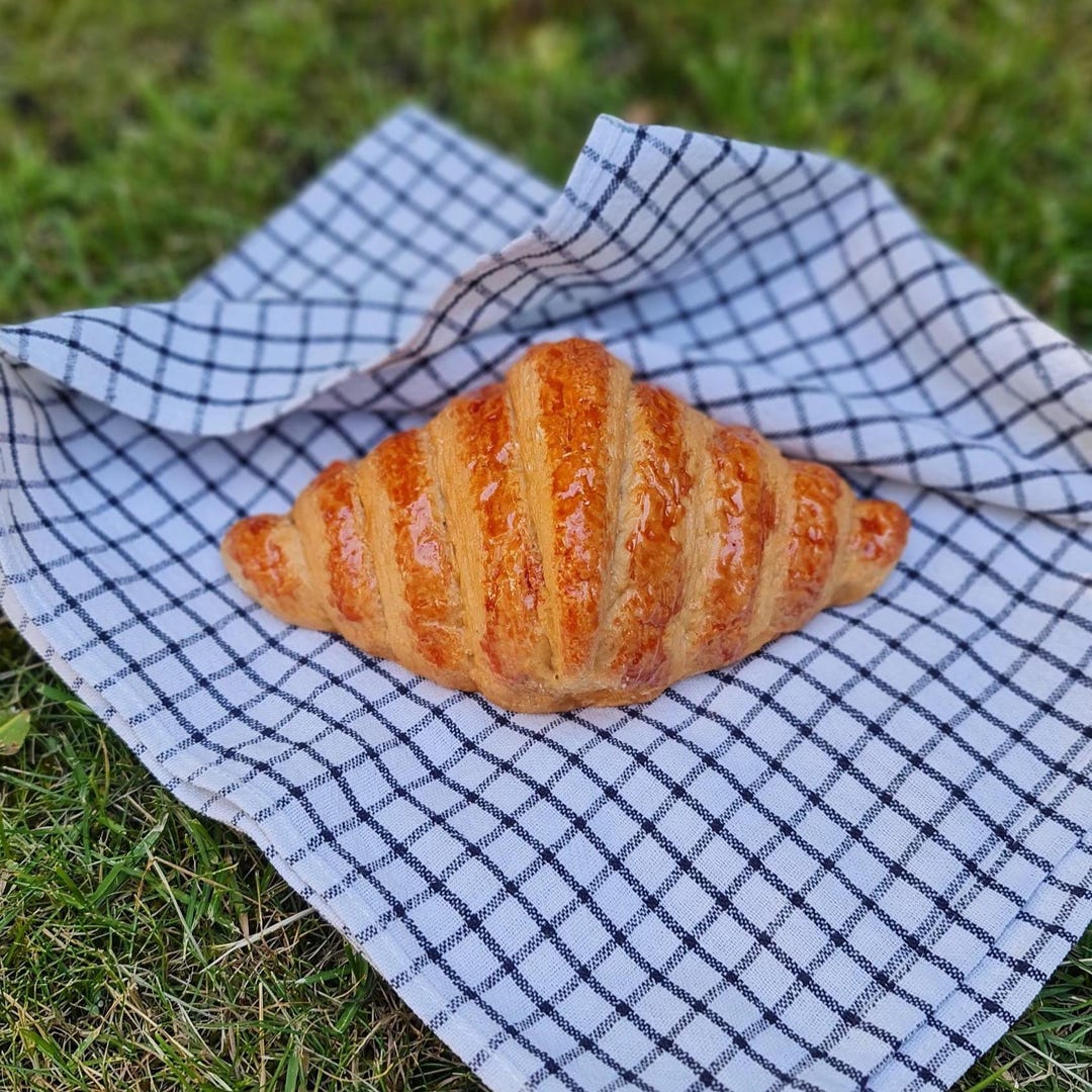 Realistic Fake Croissant: Faux Bakery Food Display Prop (7.5 Inches X 2 ...