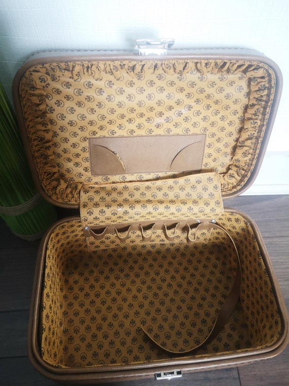 Vintage square box suitcase, beautiful fabric lining,… - Gem