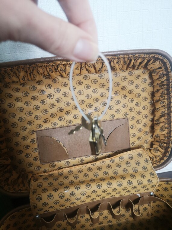 Vintage square box suitcase, beautiful fabric lining,… - Gem