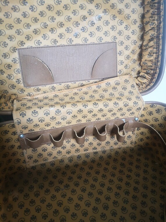 Vintage square box suitcase, beautiful fabric lining,… - Gem