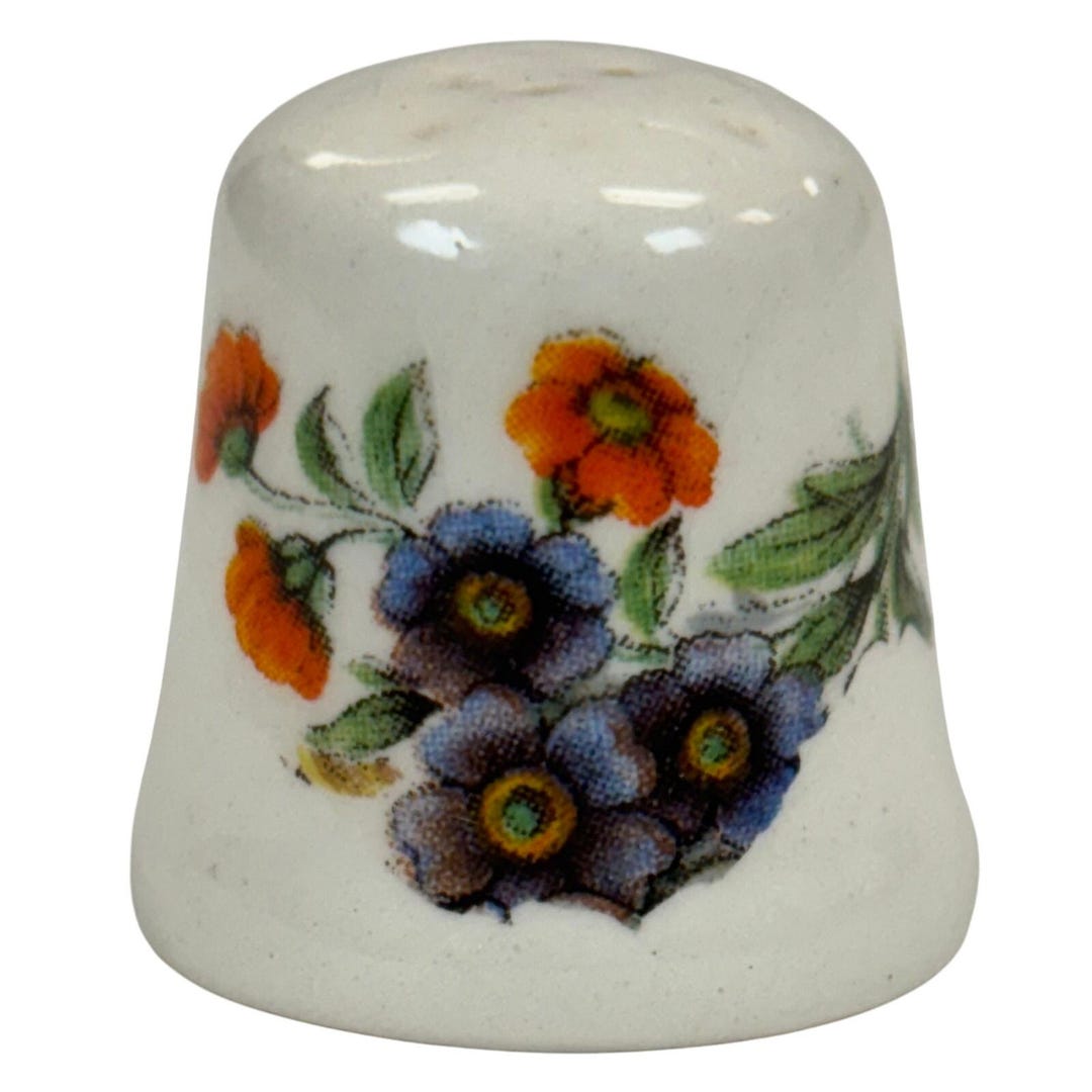 Vintage Cream-color Ceramic Thimble 7/8