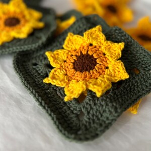Set of 24 Crochet Granny Square Motifs, 3D Sunflower Patches, Floral Motifs for DIY Projects ...