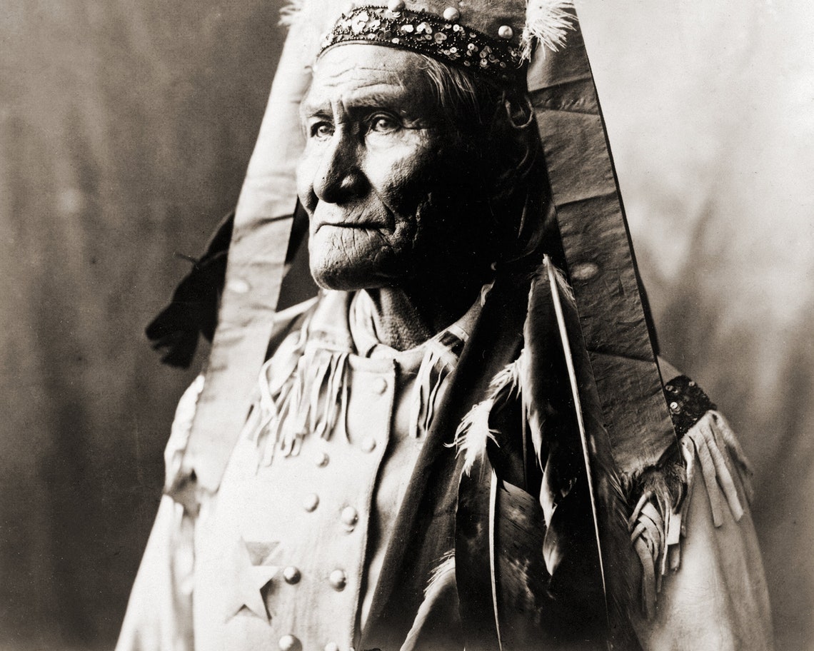 Geronimo Portrait - Apache Chief Wearing Headdress, Geronimo Photo ...