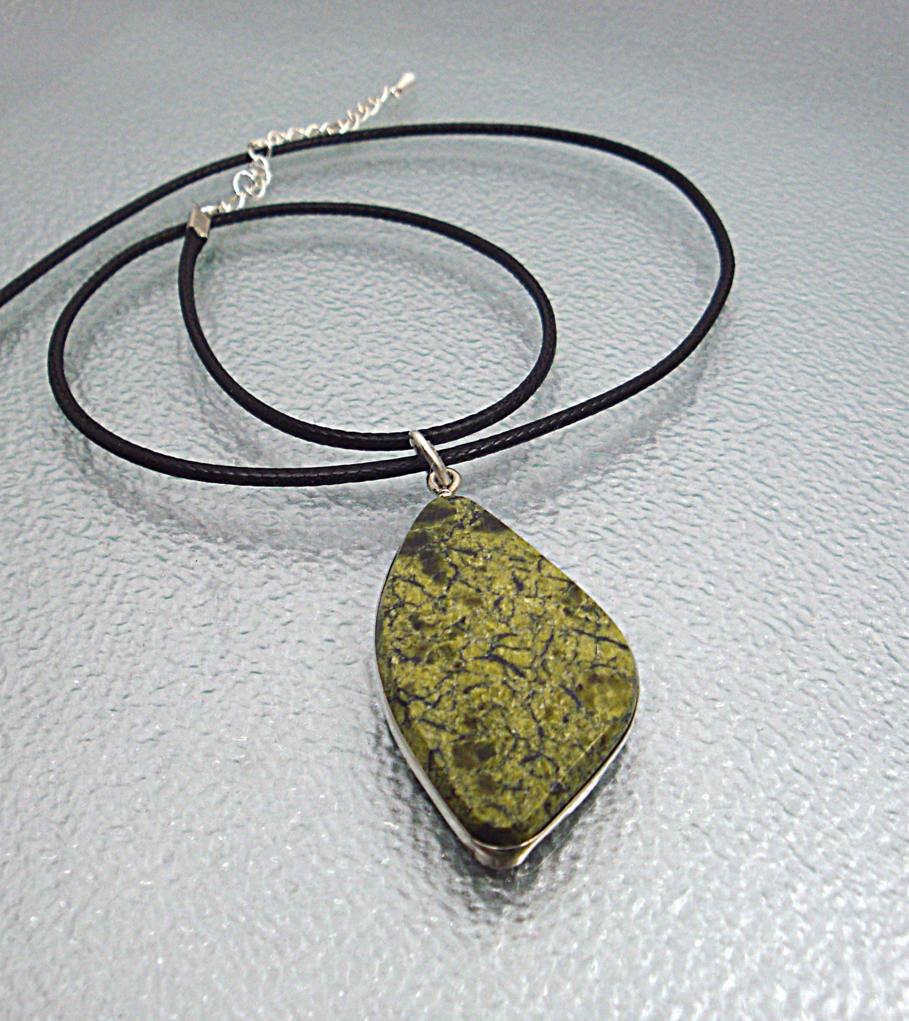 Serpentine Pendant Necklace. Serpentine Snake Skin Gemstone. New Jade ...