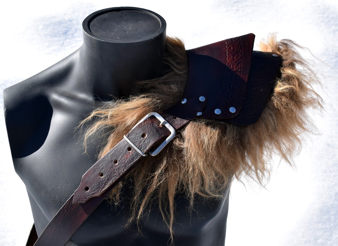 Wikinger Pauldron Mit Hell Braunem Fell. Berserker, Larp, Reenactment ...