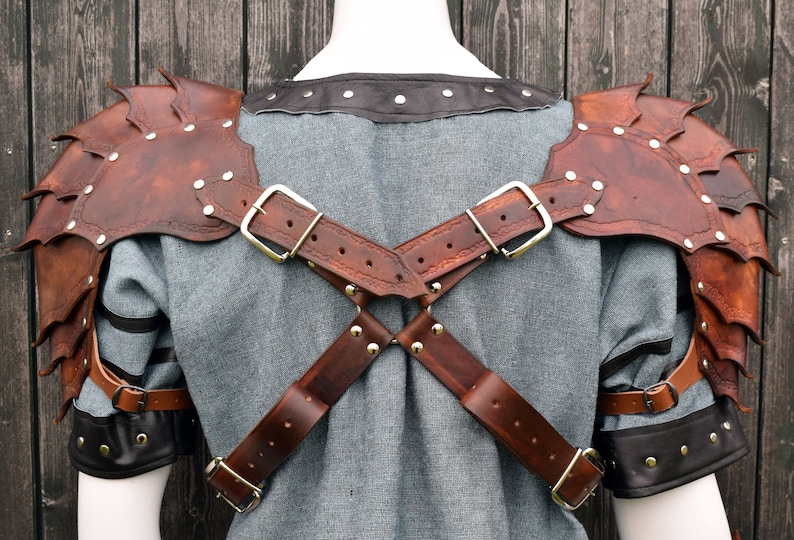Double Pauldron Mit Kreuz Riemen Aus Braunem Oder Schwarzem Leder ...