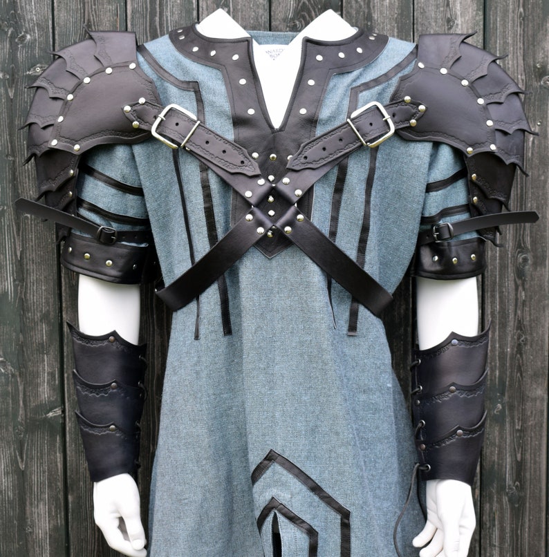 Rüstung Set Mit Double Pauldron, Kreuz Riemen Und Paar Armschienen Aus ...