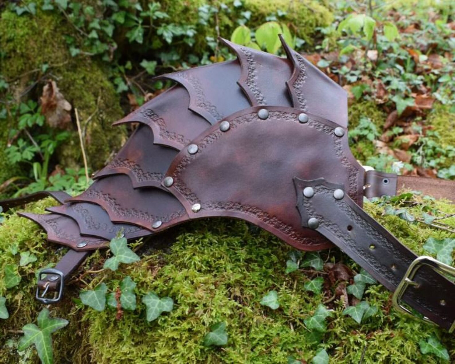 Double Pauldron Mit Kreuz Riemen Aus Braunem Oder Schwarzem Leder ...