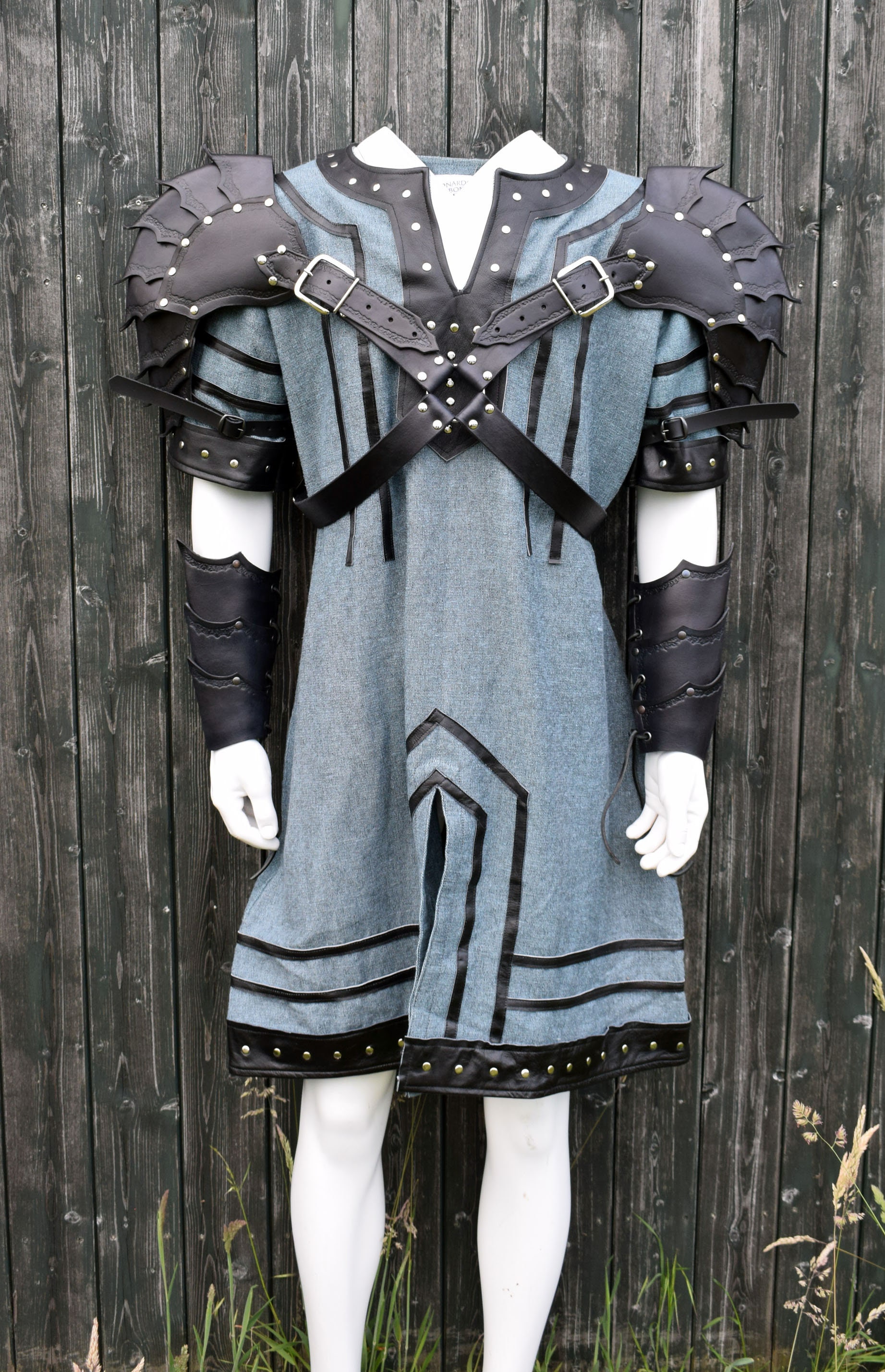 Rüstung Set Mit Double Pauldron, Kreuz Riemen Und Paar Armschienen Aus ...