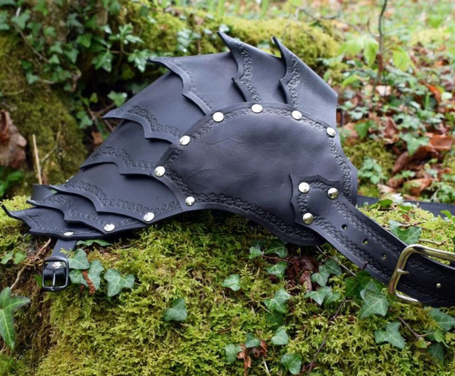Double Pauldron Mit Kreuz Riemen Aus Braunem Oder Schwarzem Leder ...