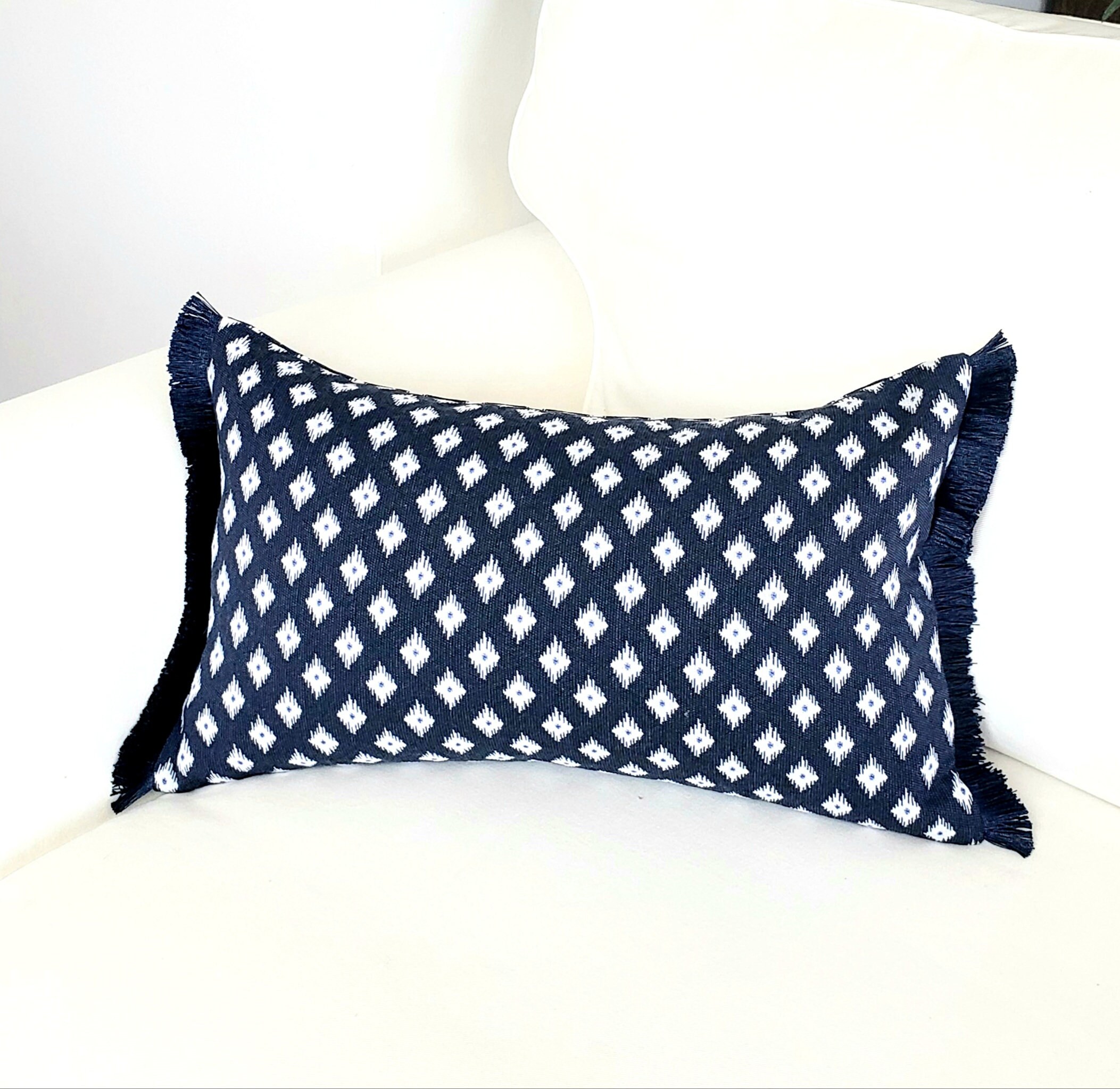 Blue and White Hamptons Style Pillow Cover. Luxury Navy and White ...
