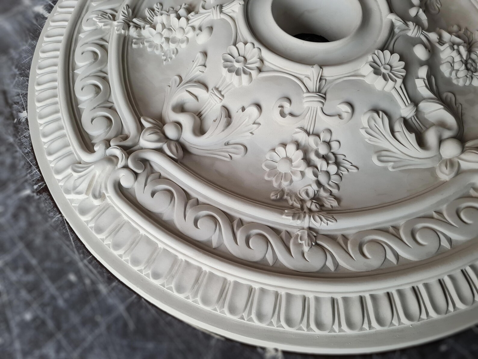 26" Vintage Plaster Ceiling Medallion With Elegant Carving Patterns ...