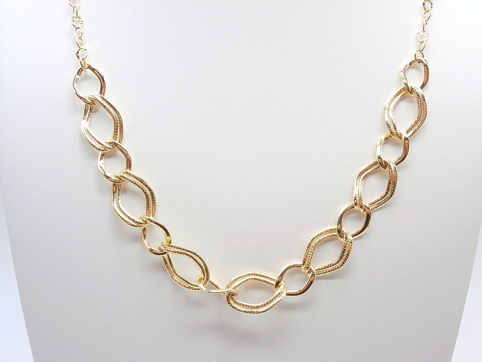 18K Gold Necklace Oval Link Chain With Shiny and Knurled Finish and ...