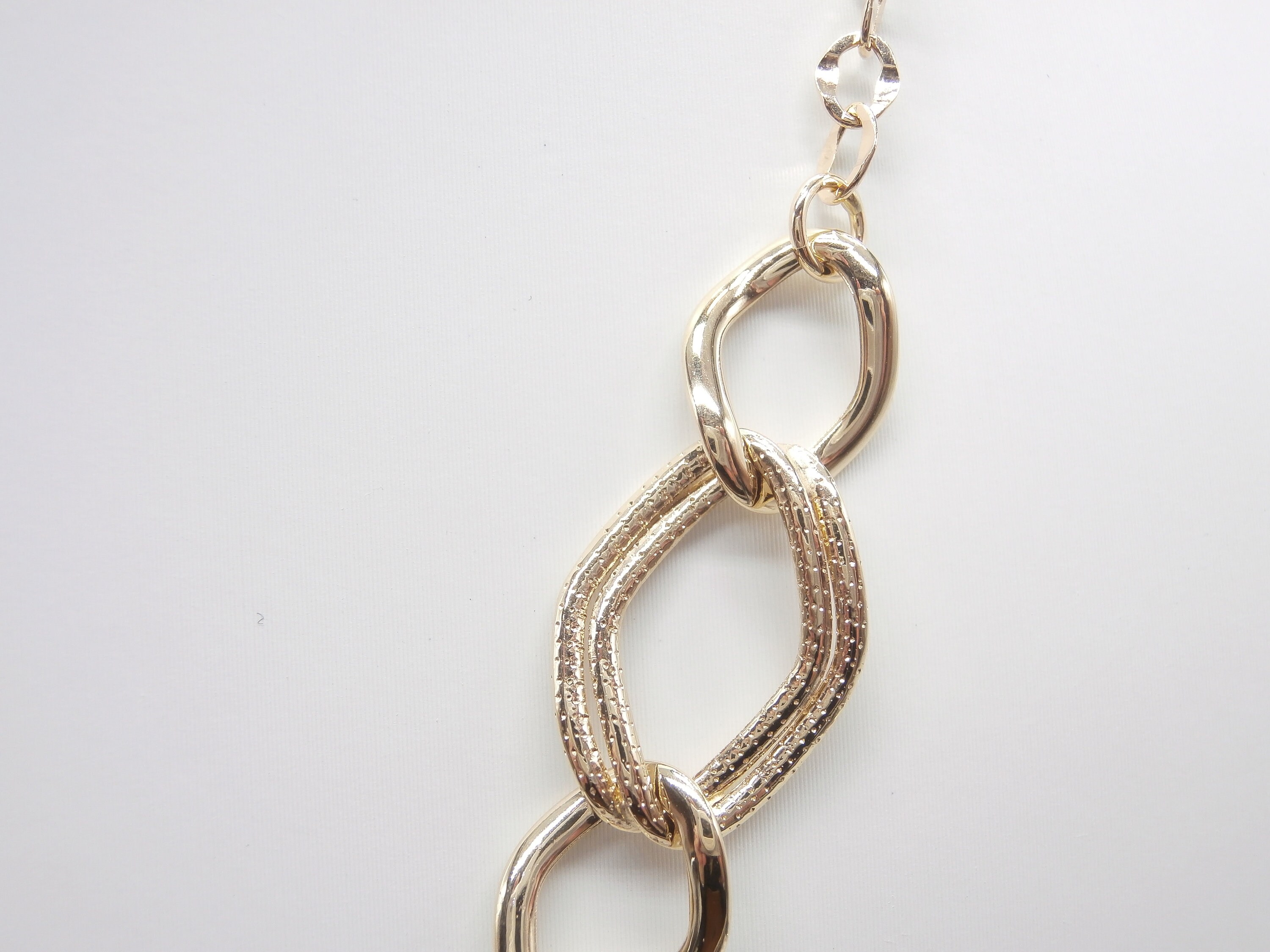 18K Gold Necklace Oval Link Chain With Shiny and Knurled Finish and ...