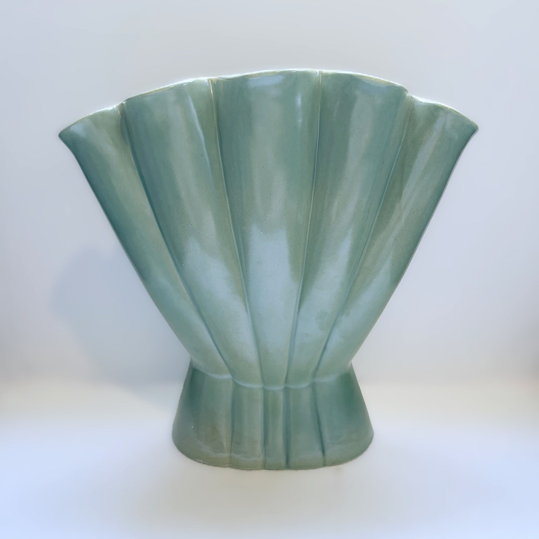 Vintage Red Wing Gladiolus Fluted Fan Vase #416 in Sage Green With ...