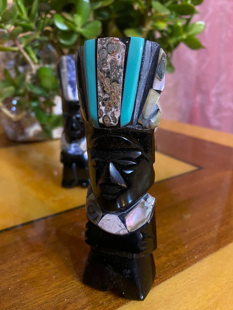 Figuras aztecas de obsidán del sol y la luna con incrustaciones de ...