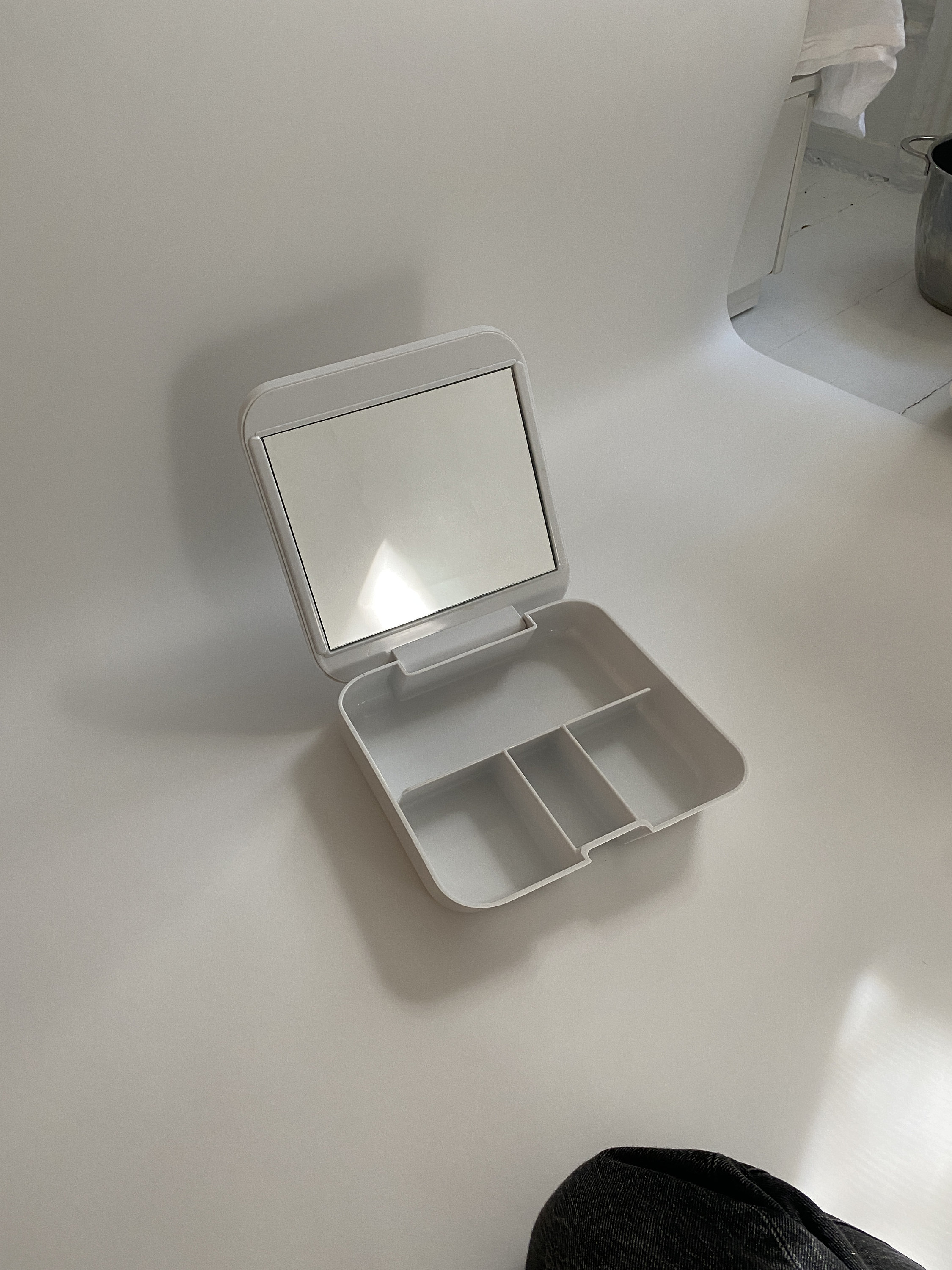 Makio Hasuike for Gedy White Molded Plastic Vanity Box 1960s Italian ...