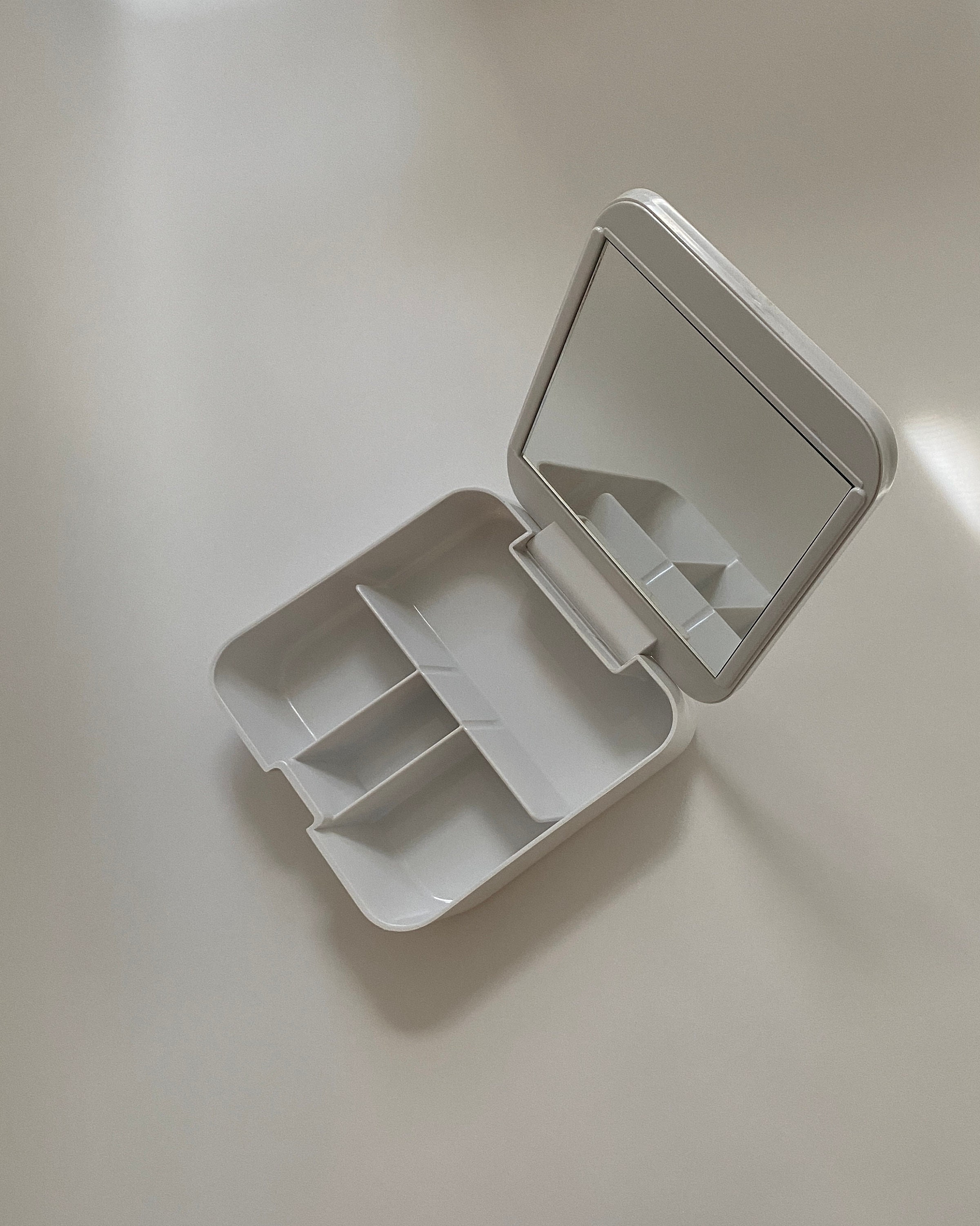 Makio Hasuike for Gedy White Molded Plastic Vanity Box 1960s Italian ...
