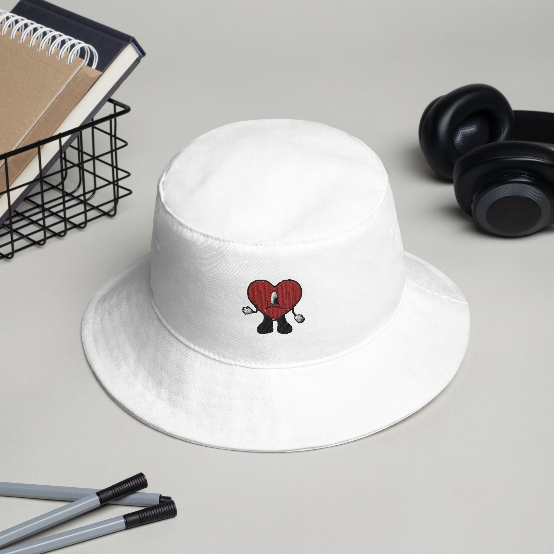 Bad Bunny Un Verano Sin Ti Heart Bucket Hat, Blanco y Negro, Contigo ...