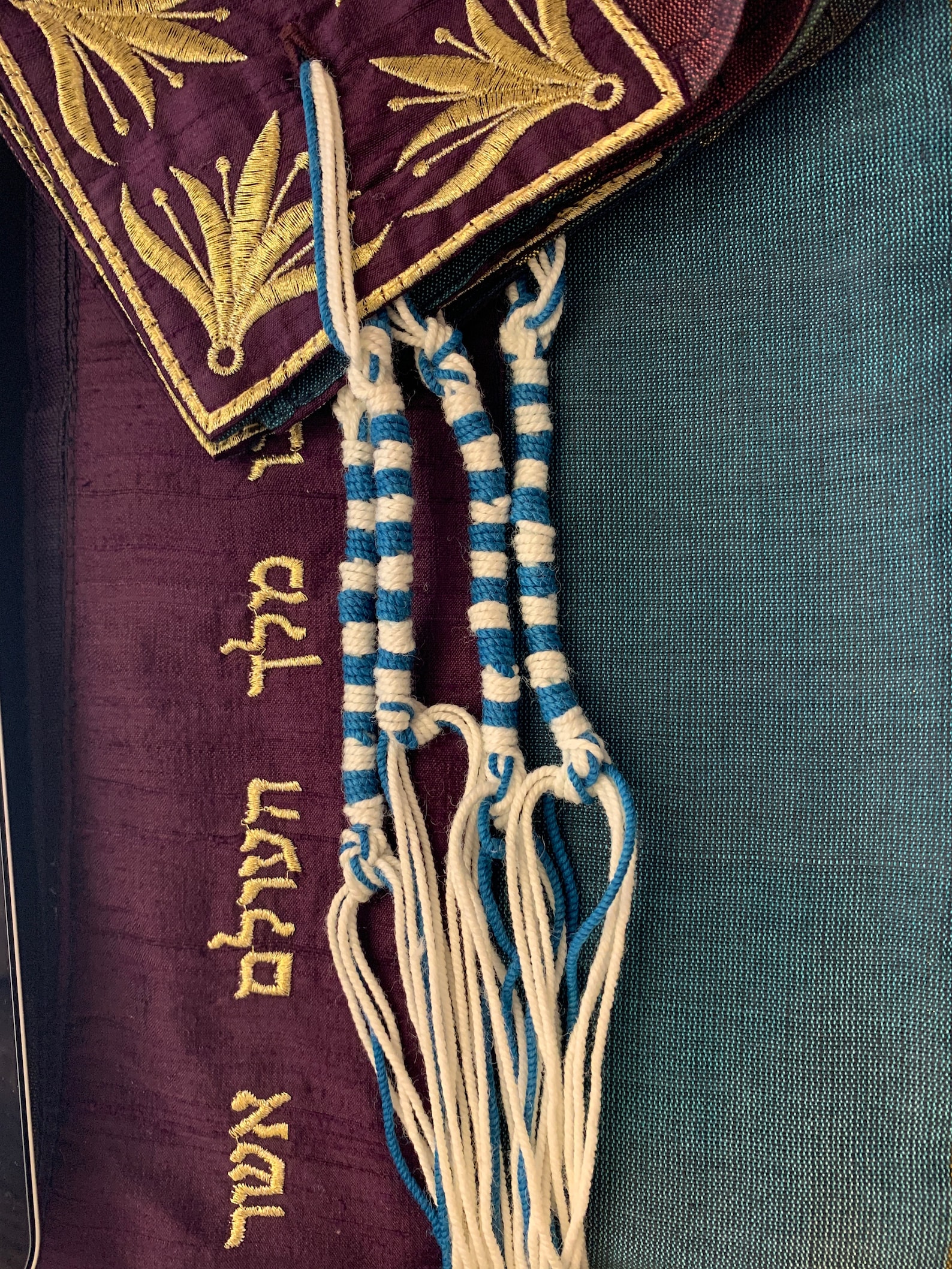 Tzitzit Service: Change to a Ptil Tékhélet (1 Blue Strings, 3 White ...