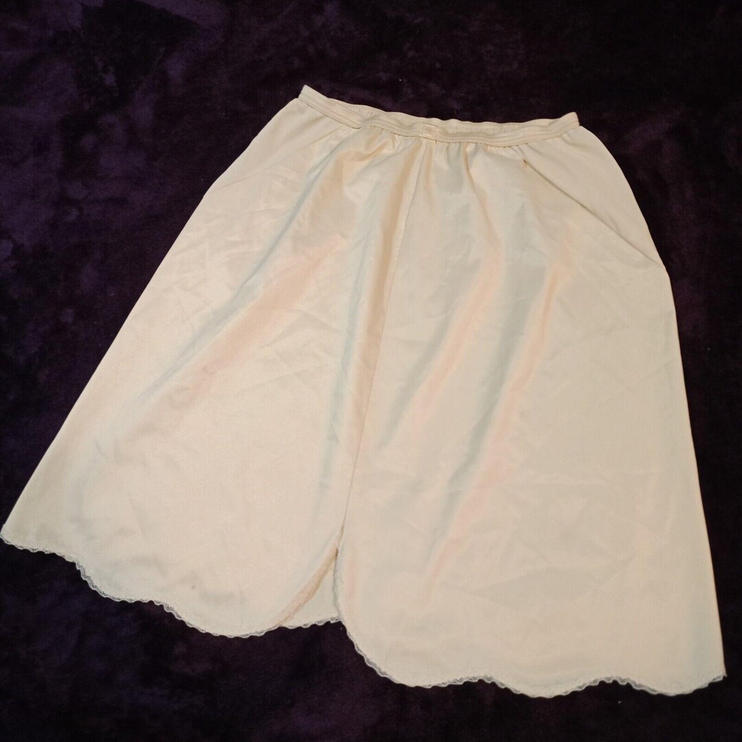 Vintage Vanity Fair Beige Half Slip Scallop Hem Nylon Pillow Tab USA Sz ...